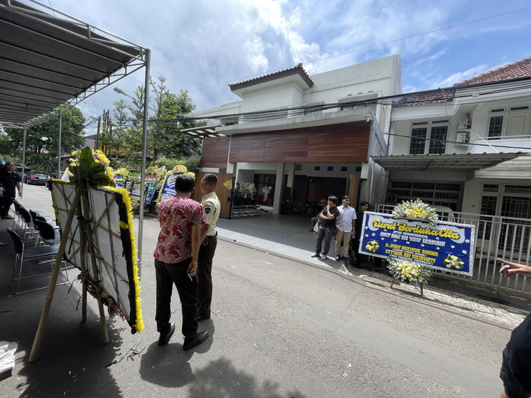 Ratusan Karangan Bunga Penuhi Rumah Duka Dirut Bank BJB Yusuf Saadudin