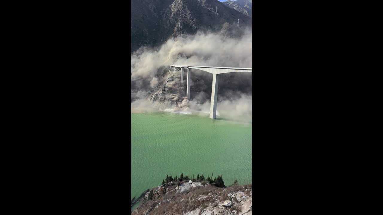 Landslide causes partial collapse of Hongqi Bridge in Sichuan, China