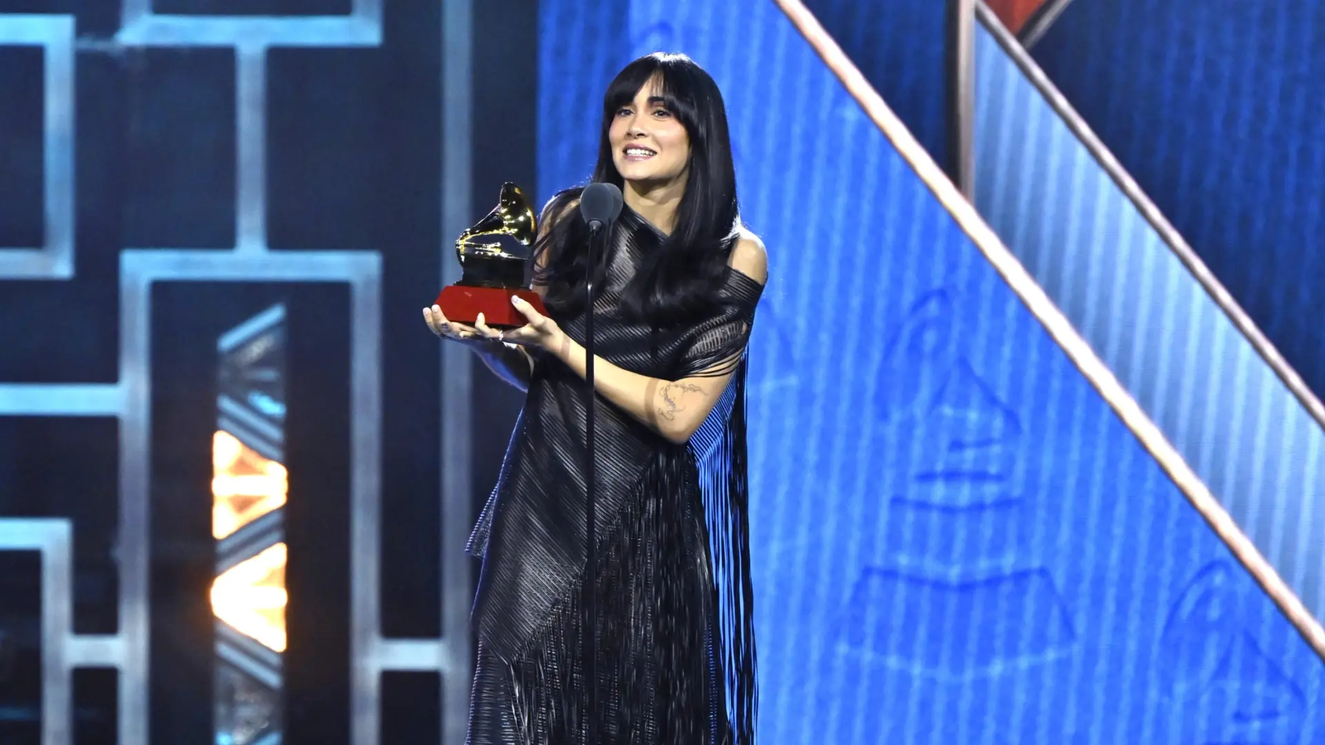 Aitana gana su primer Latin Grammy por 'Cuarto azul' y se lo dedica a ...