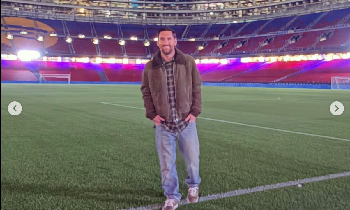 The Barça offers a statue to Lionel Messi