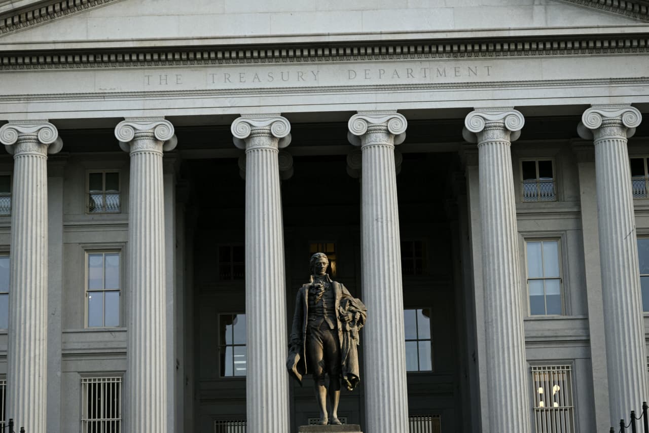 The Stock Market Is Tumbling. Here’s How to Play Defense.