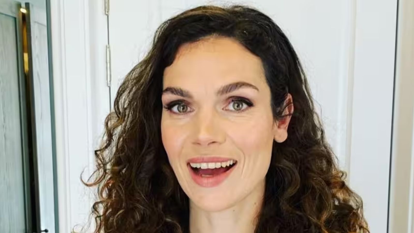 Undercover-actrice Anna Drijver (42) steelt de show op Instagram