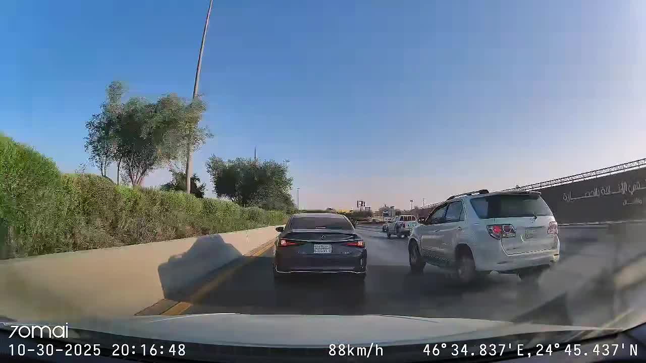 Dashcam captures near-miss collision in Riyadh, Saudi Arabia