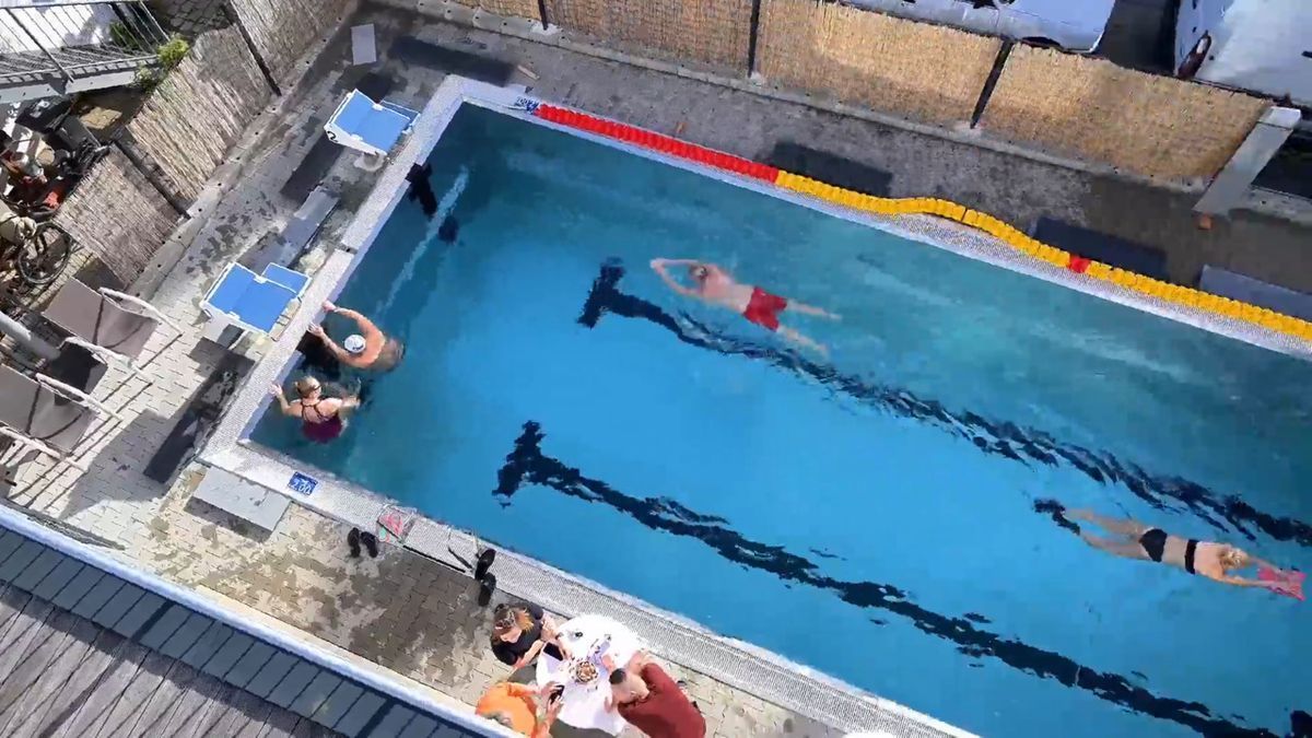 Ein Freibad im Vorgarten: Badegäste trotzen herbstlichen Temperaturen