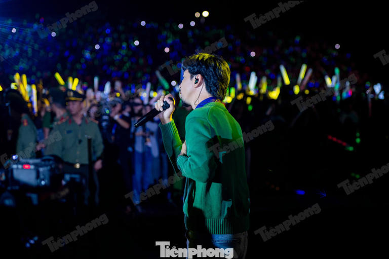 Đen Vâu mời nước người dân tại bãi biển Quảng Ninh