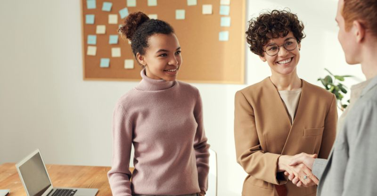 8 Social Habits That Make You Instantly Forgettable