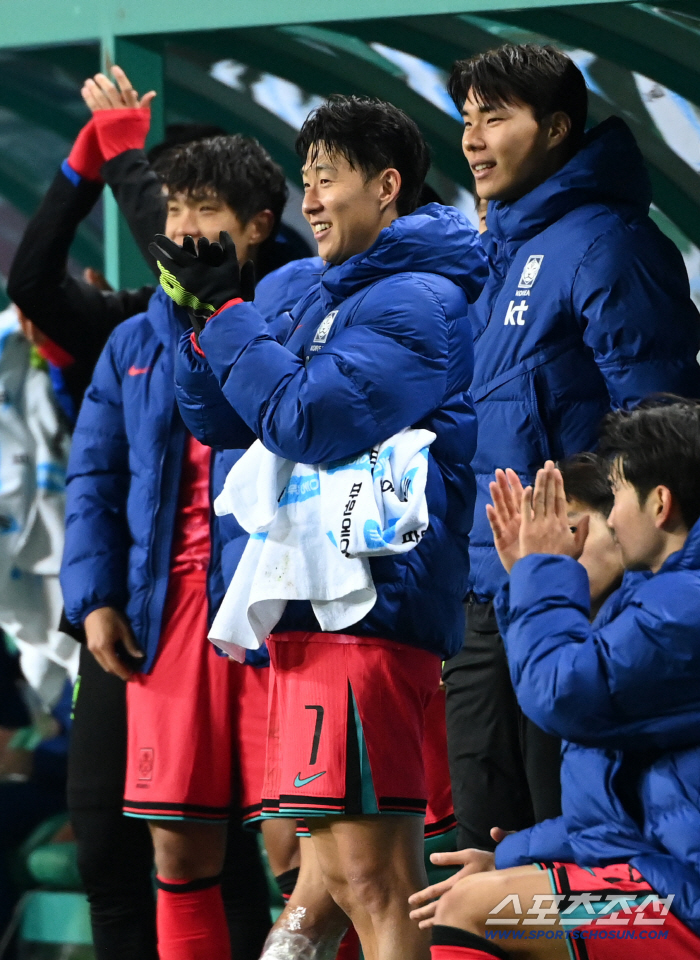 Son Heung-min is happy with Cho Kyu-sung's goal