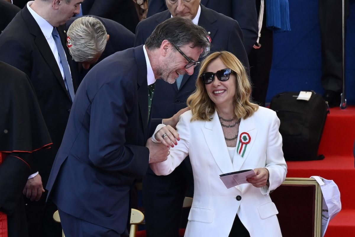 Meloni pensa all’oro degli italiani come il Duce: le pillole del giorno