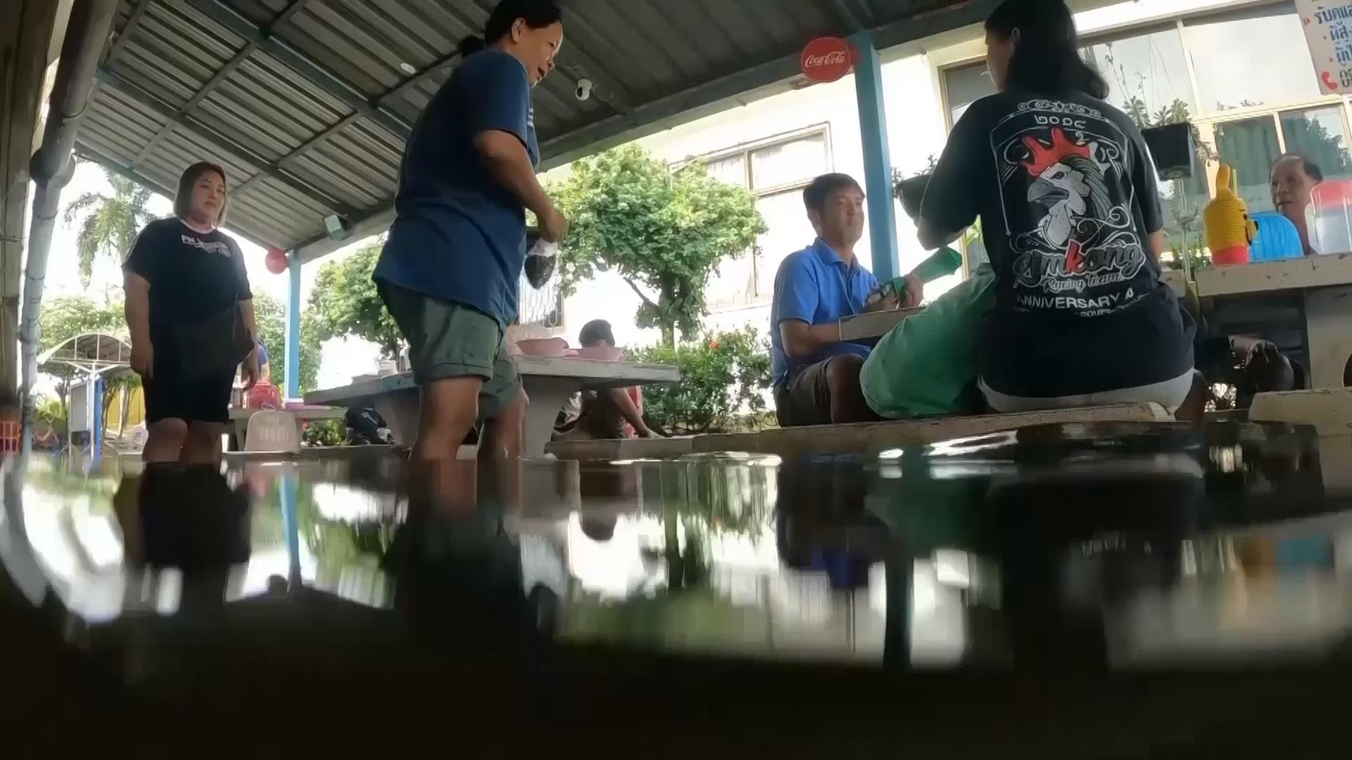 Flooded Thailand restaurant becomes sensation as diners eat surrounded ...