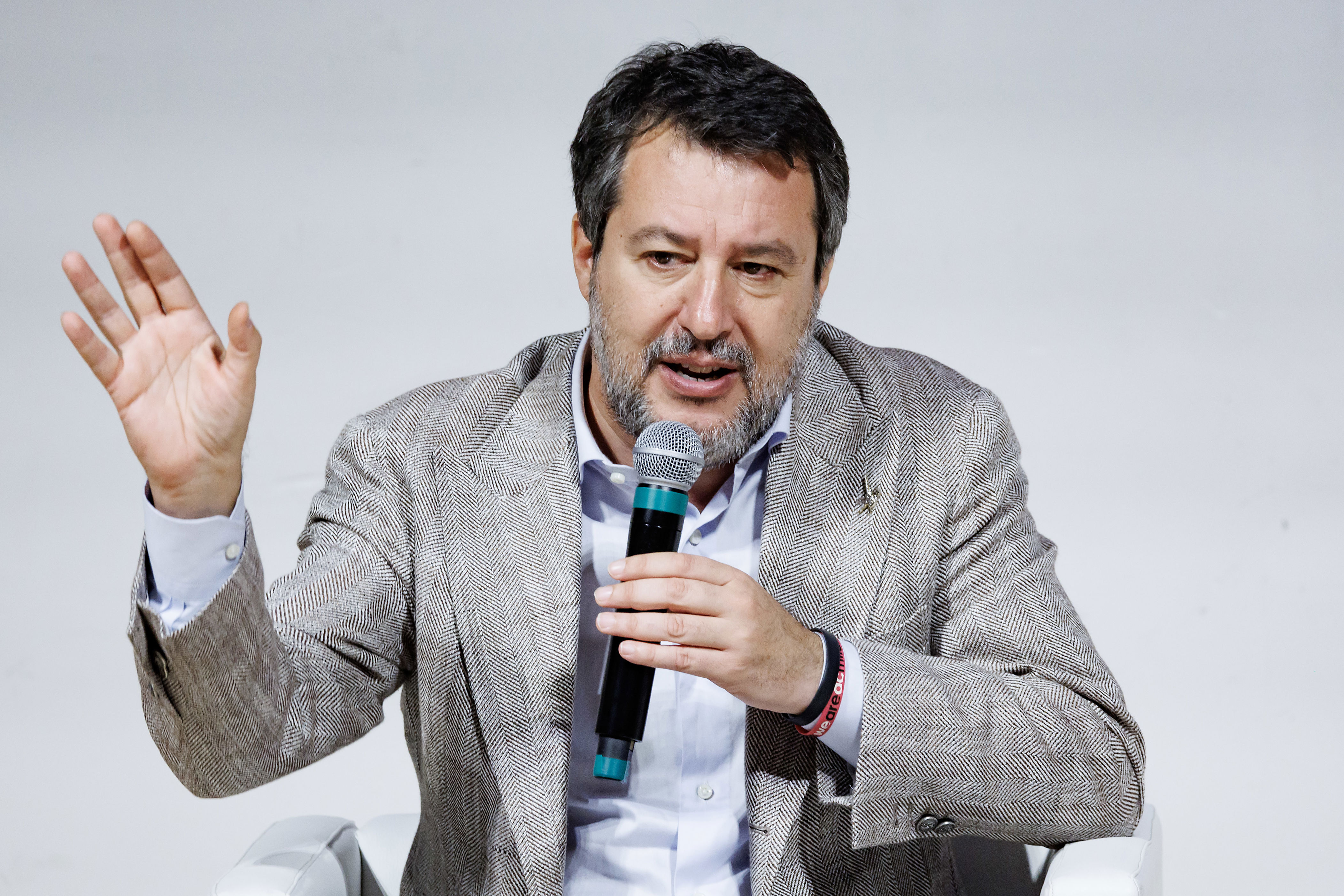 Ucraina, botta e risposta Salvini-Crosetto su invio armi. Leader Lega ...