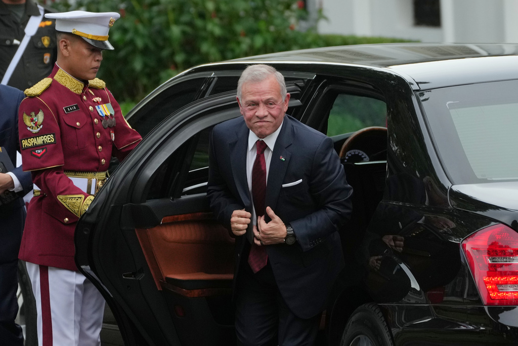 Jordan's king and Indonesia's leader hold talks on economic ties and Gaza