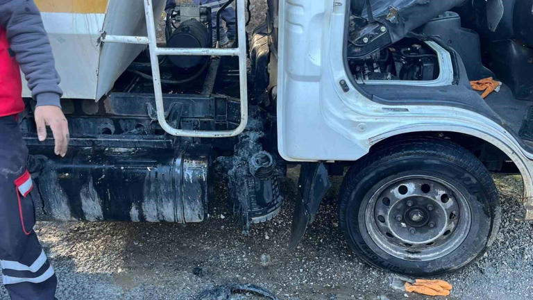 Çöp kamyoneti seyir halinde alev aldı