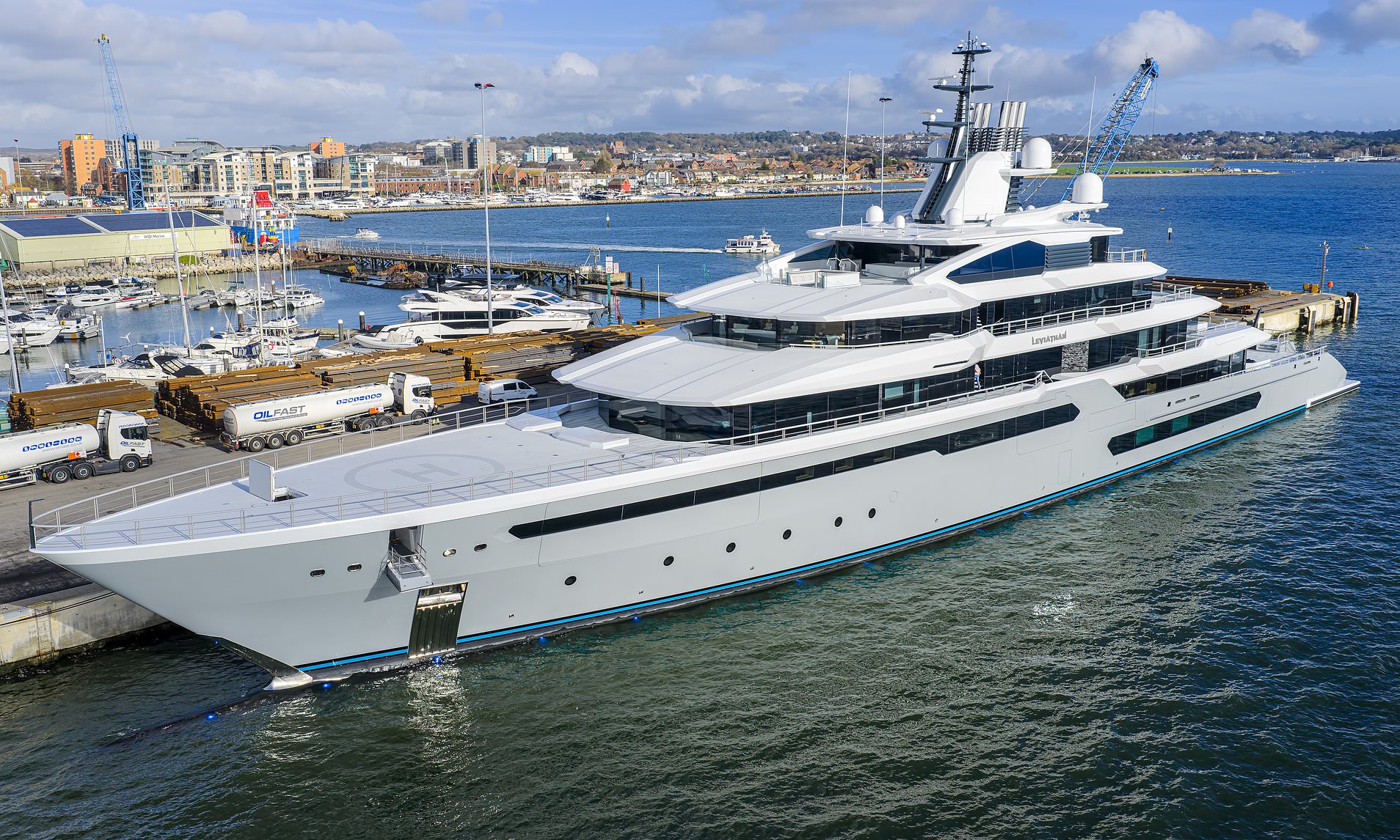 Enormous £300m superyacht owned by American video game billionaire ...