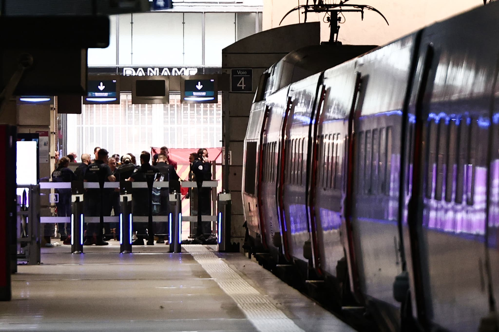 Un homme exhibe un couteau à la gare Montparnasse à Paris, un policier ...