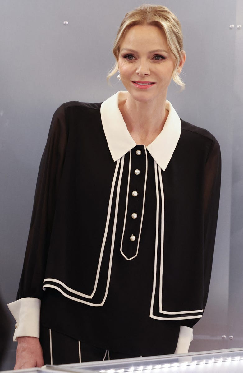 La princesa Charlene de Mónaco estrena la camisa-chaleco más original y ...