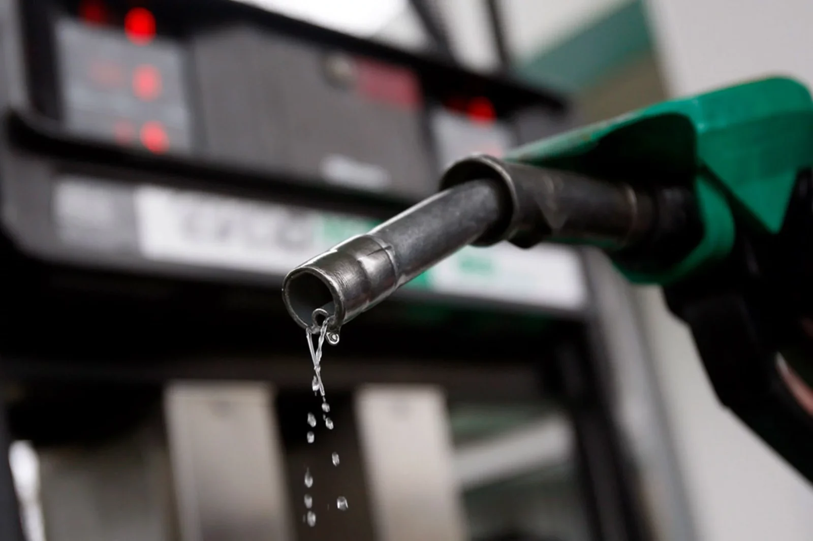BREAKING: Nigerian filling stations reduce fuel price after 15% import ...