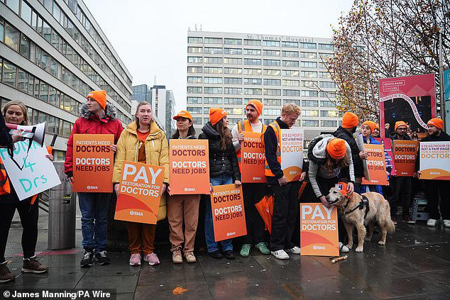 Moment Wes Streeting tears into 'extremely irresponsible' junior ...