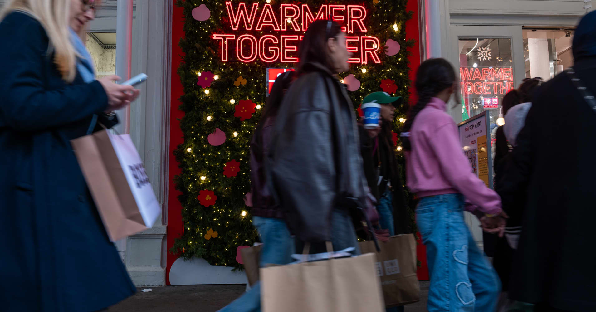 Fewer burritos, more bargains: Consumers flash holiday warning signs