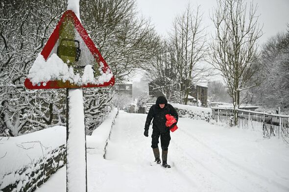 UK weather maps show 21 counties in England blanketed by 500-mile snow ...