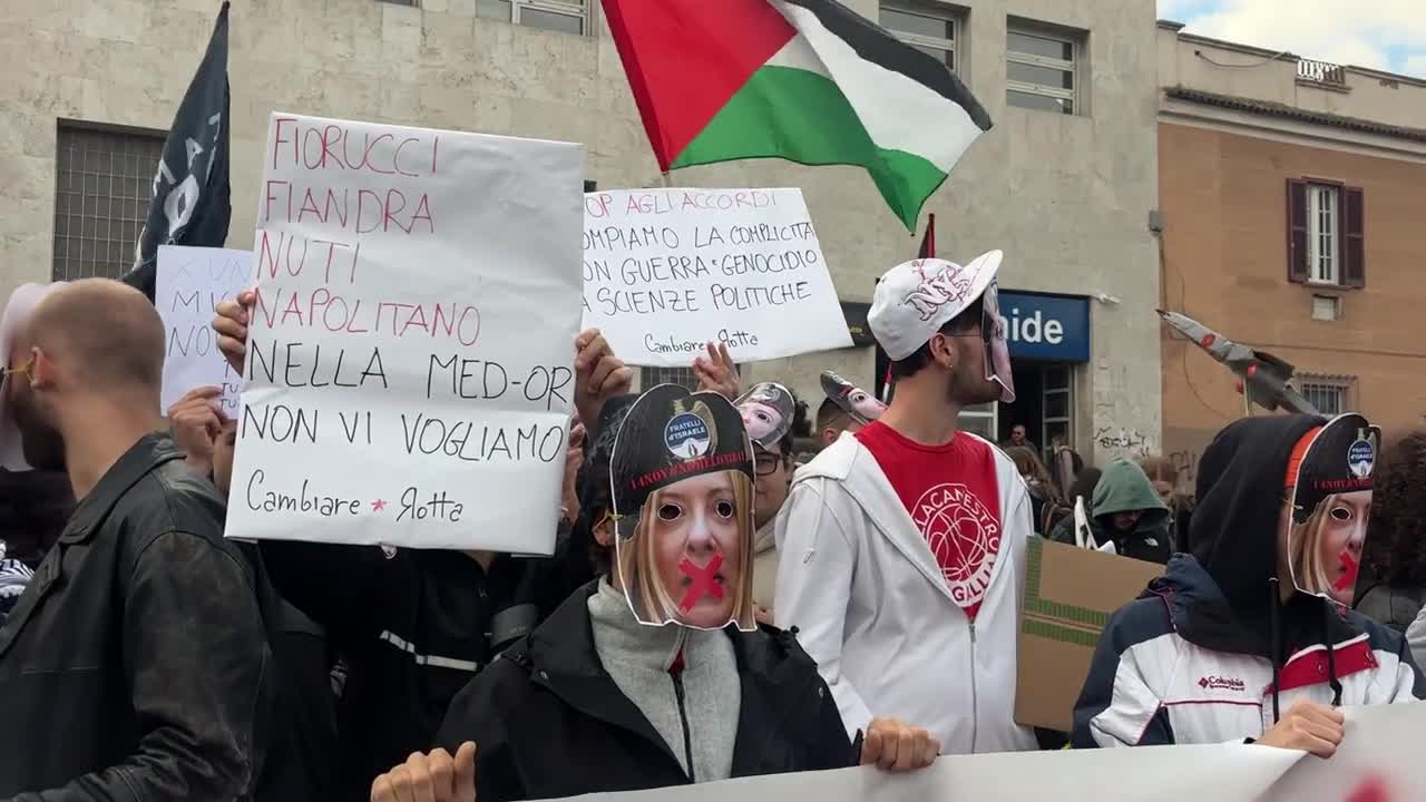 Corteo a Roma, 'bruciamo il fascismo, cacciamo il governo'