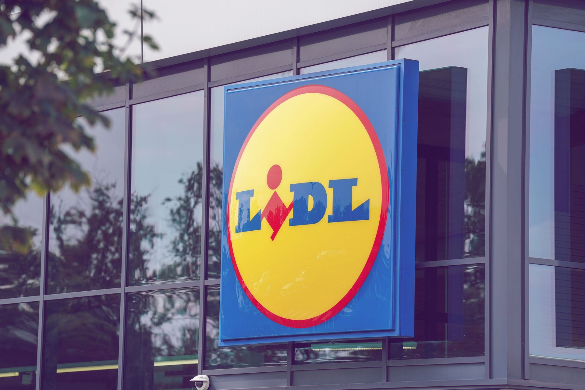 Diese rote LED‑Laterne von Lidl mit Schneemann‑Motiv sorgt für ...