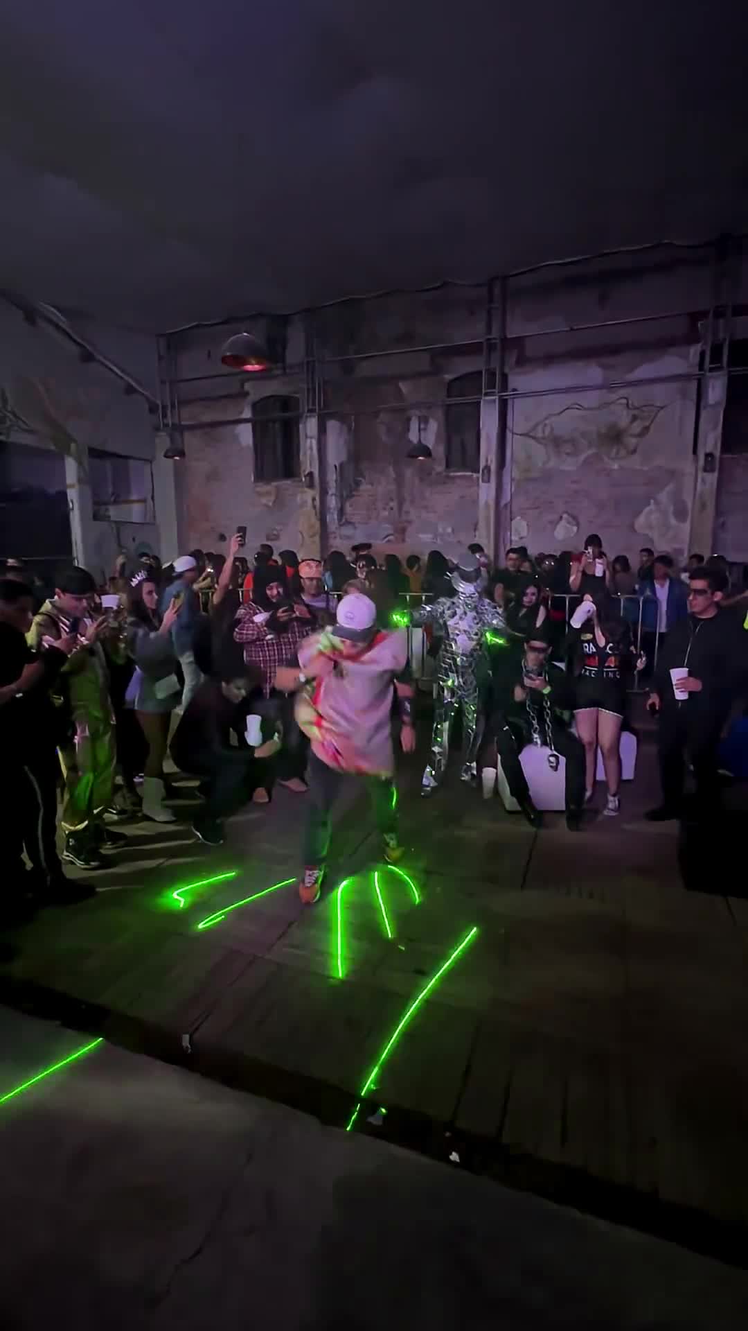 Un taco bailando shuffle dance en Halloween del 2025 #akimaguilar # ...