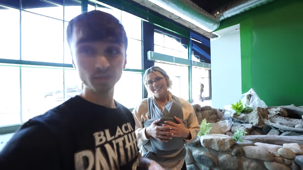 Baby’s first time seeing the aquarium – and the joy is real