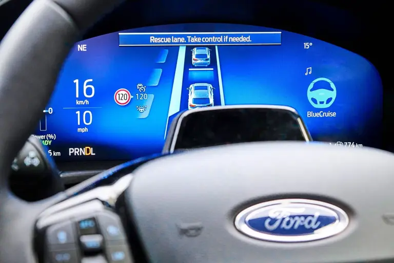 Η τεχνολογία BlueCruise της Ford διαθέσιμη στα SUV Puma και Kuga, καθώς ...