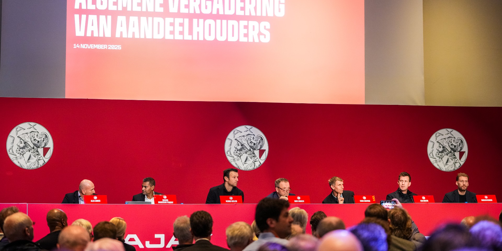 Klemmend beroep op journalisten op Ajax-vergadering: 'Het is schrikbarend'