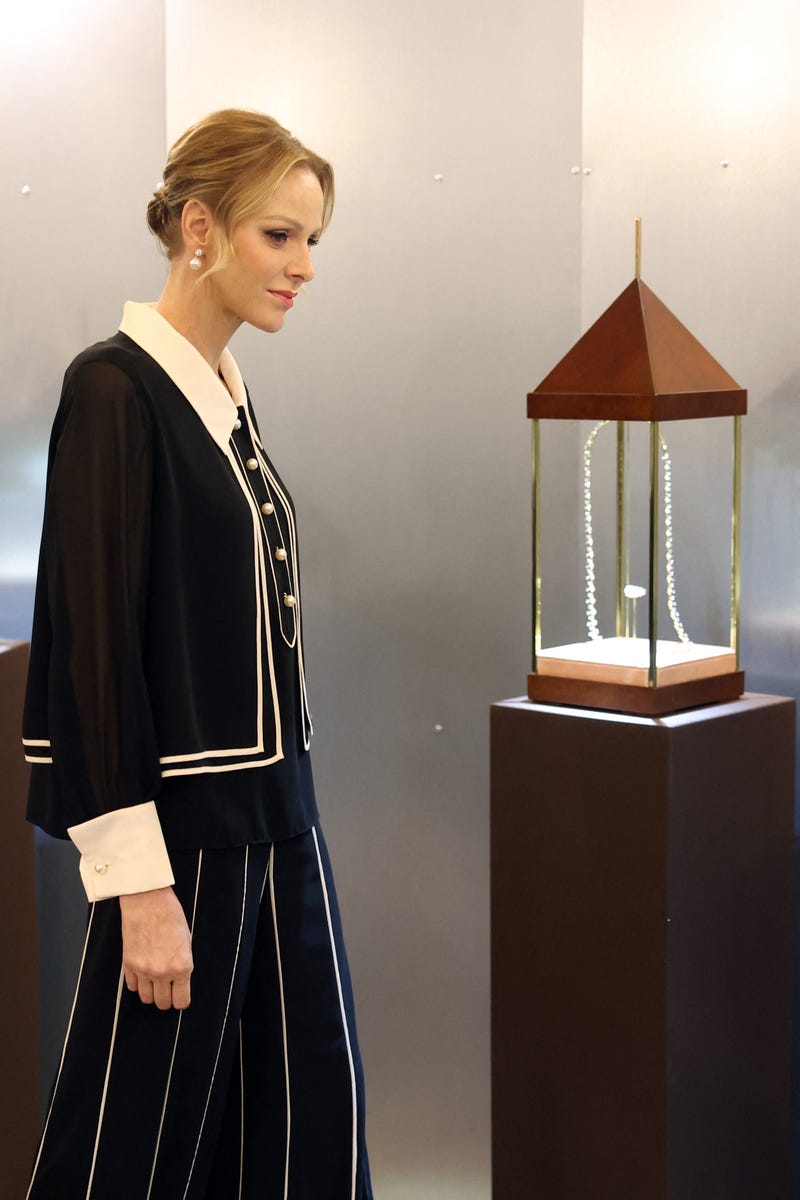 La princesa Charlene de Mónaco estrena la camisa-chaleco más original y ...