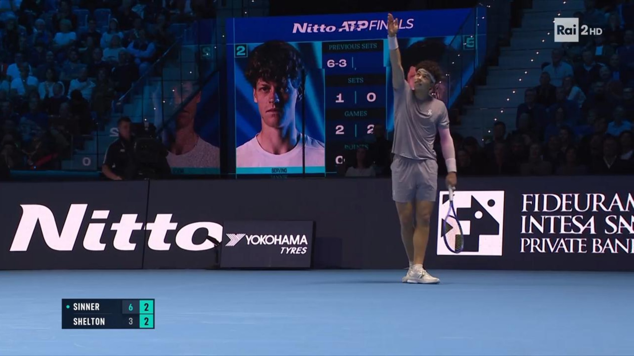 Il dritto di Sinner è potente, Shelton spedisce la palla sul soffitto