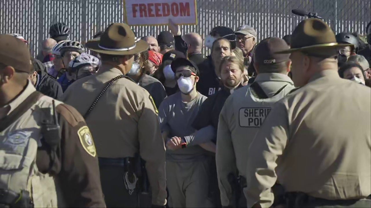 LIVE: Chaos outside Broadview ICE facility as protesters clash with ...