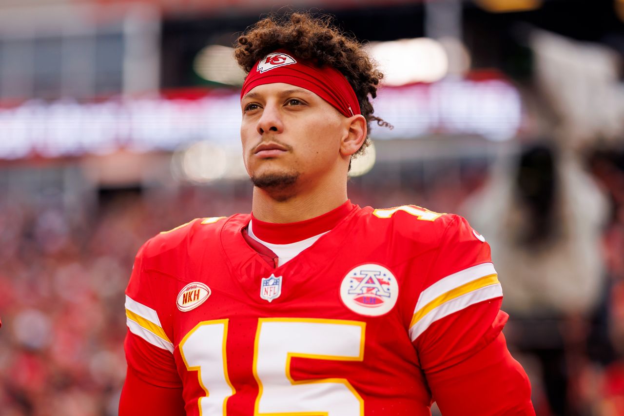 Patrick Mahomes practices with the Chiefs for the first time since ACL ...