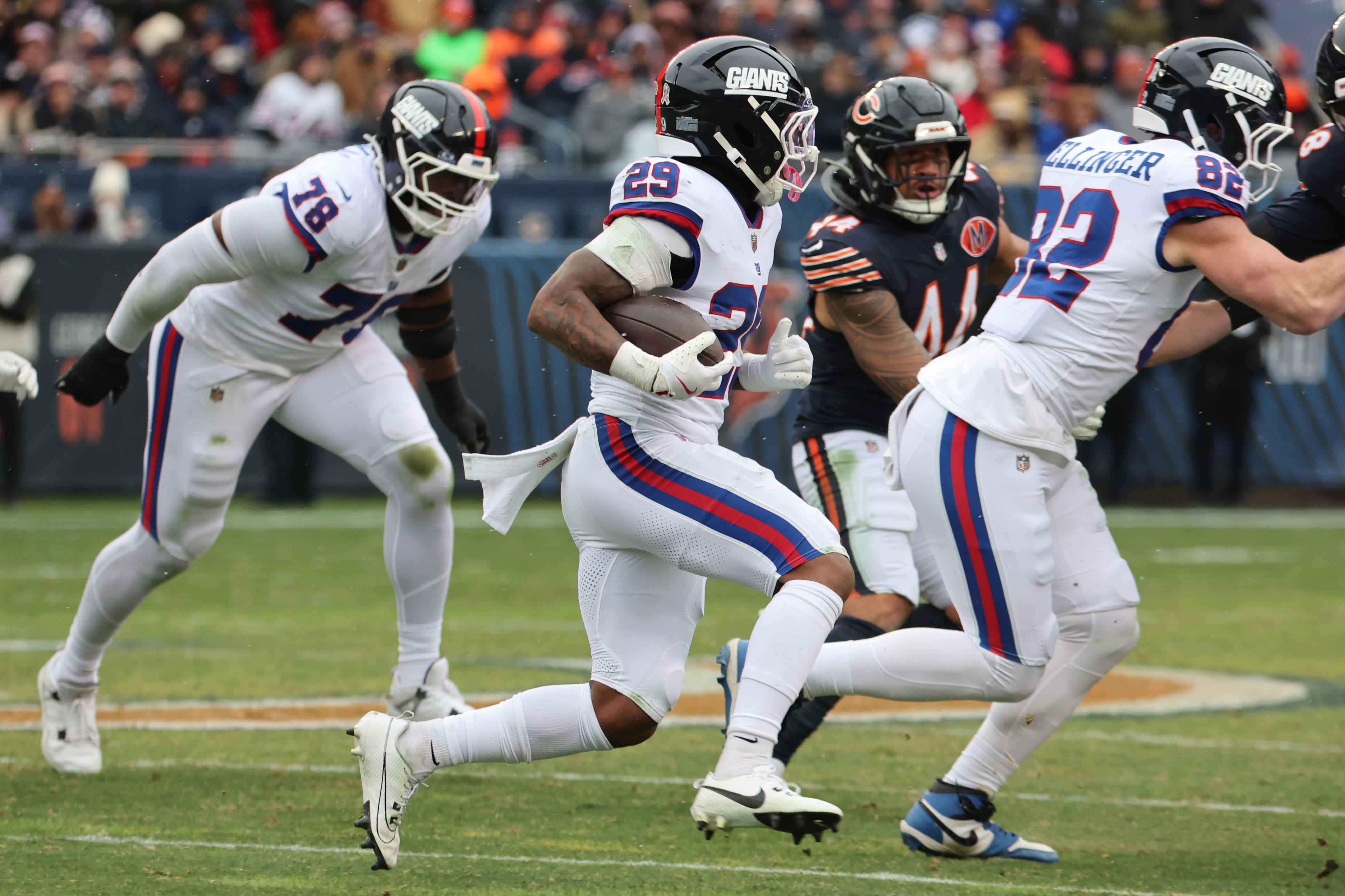 Which uniforms will Packers be wearing on the road vs. Giants?