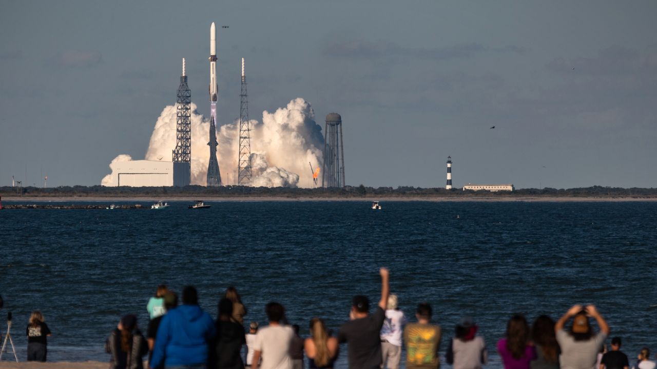 Blue Origin launches Mars probes in NASA debut