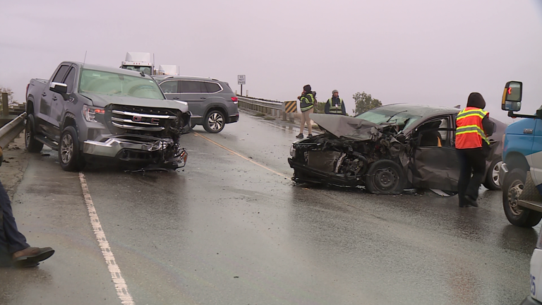 3-vehicle collision leaves 2 injured on the edge of Gonzalez