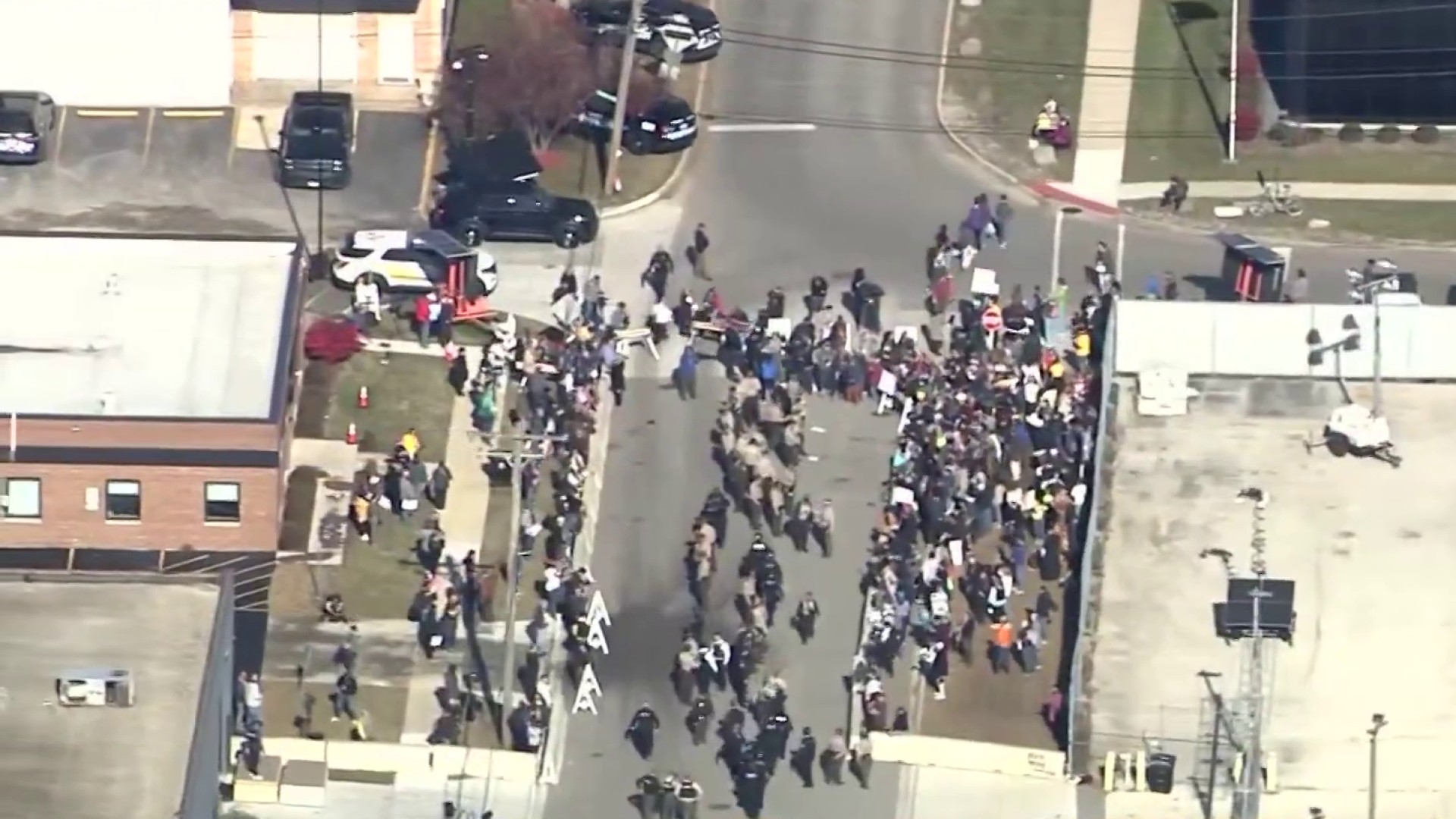 Clashes erupt outside of Chicago-area ICE facility