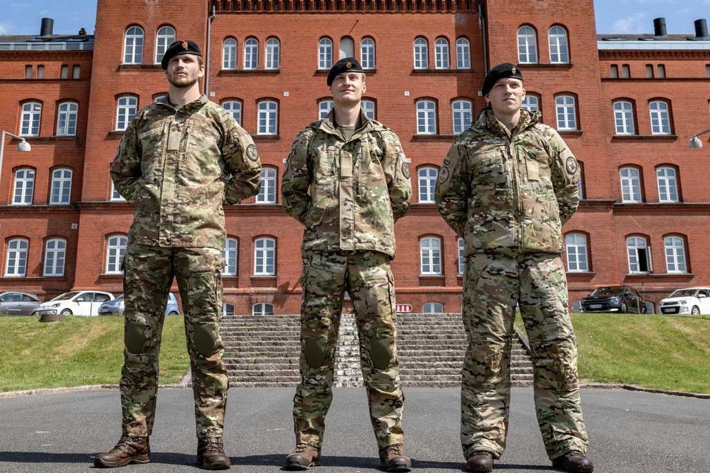 Uniformskrise i hæren: De store størrelser forsvandt først
