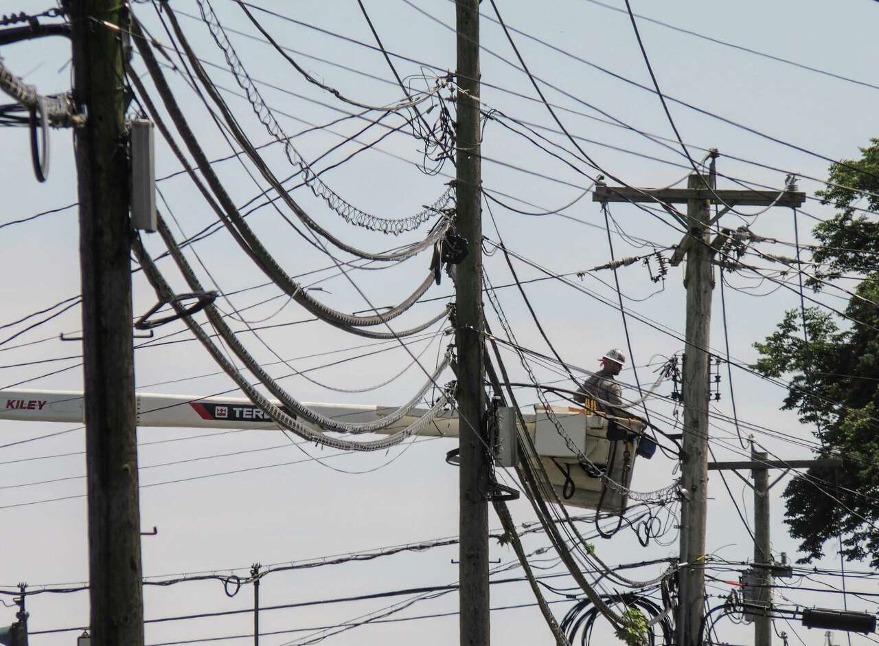 About 2,500 power outages reported in Connecticut Thursday night