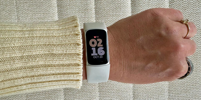 Fitbit Charge 6 review: An affordable fitness tracker that absolutely ...
