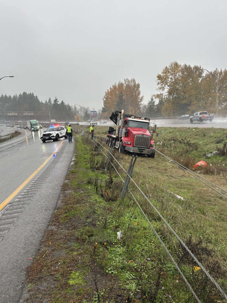 Traffic alert: Semi-truck veers off highway, blocking lane in Puyallup