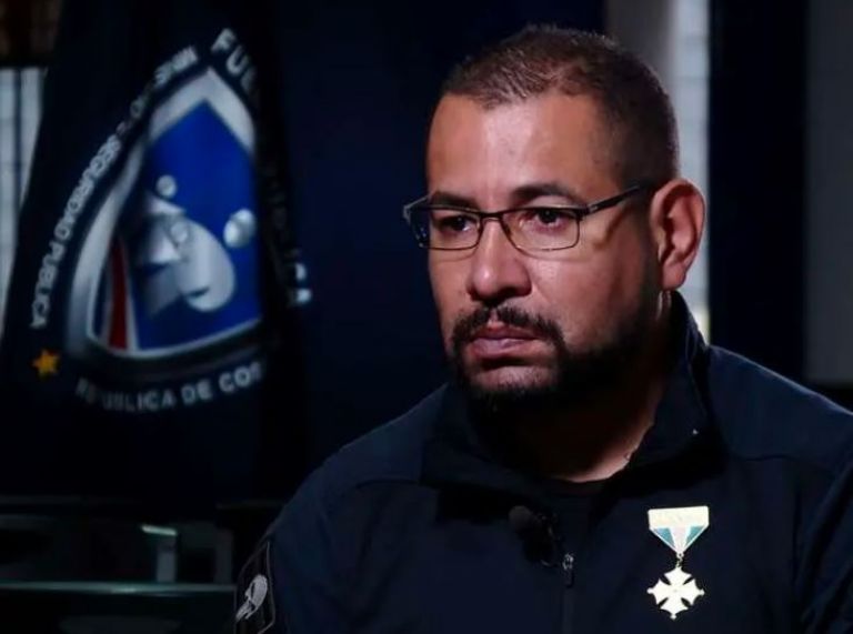 Policías rescatan a bebé recién nacido abandonado en un basurero, así ...