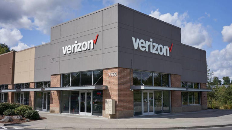 Verizon gets approval to lock phones longer, making it harder for ...