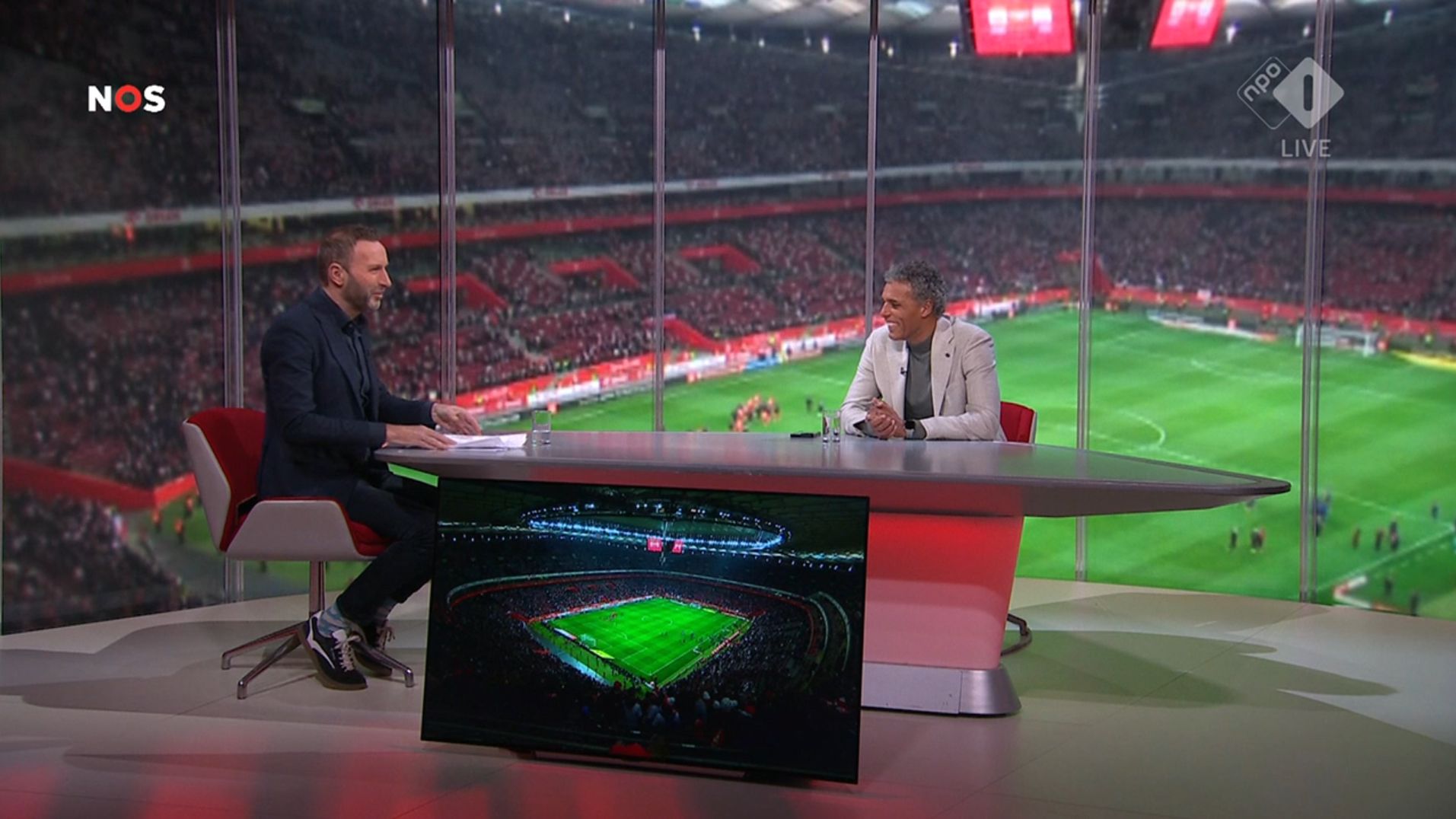 Van der Vaart vertrekt plots uit NOS-studio en laat Van Hooijdonk ...