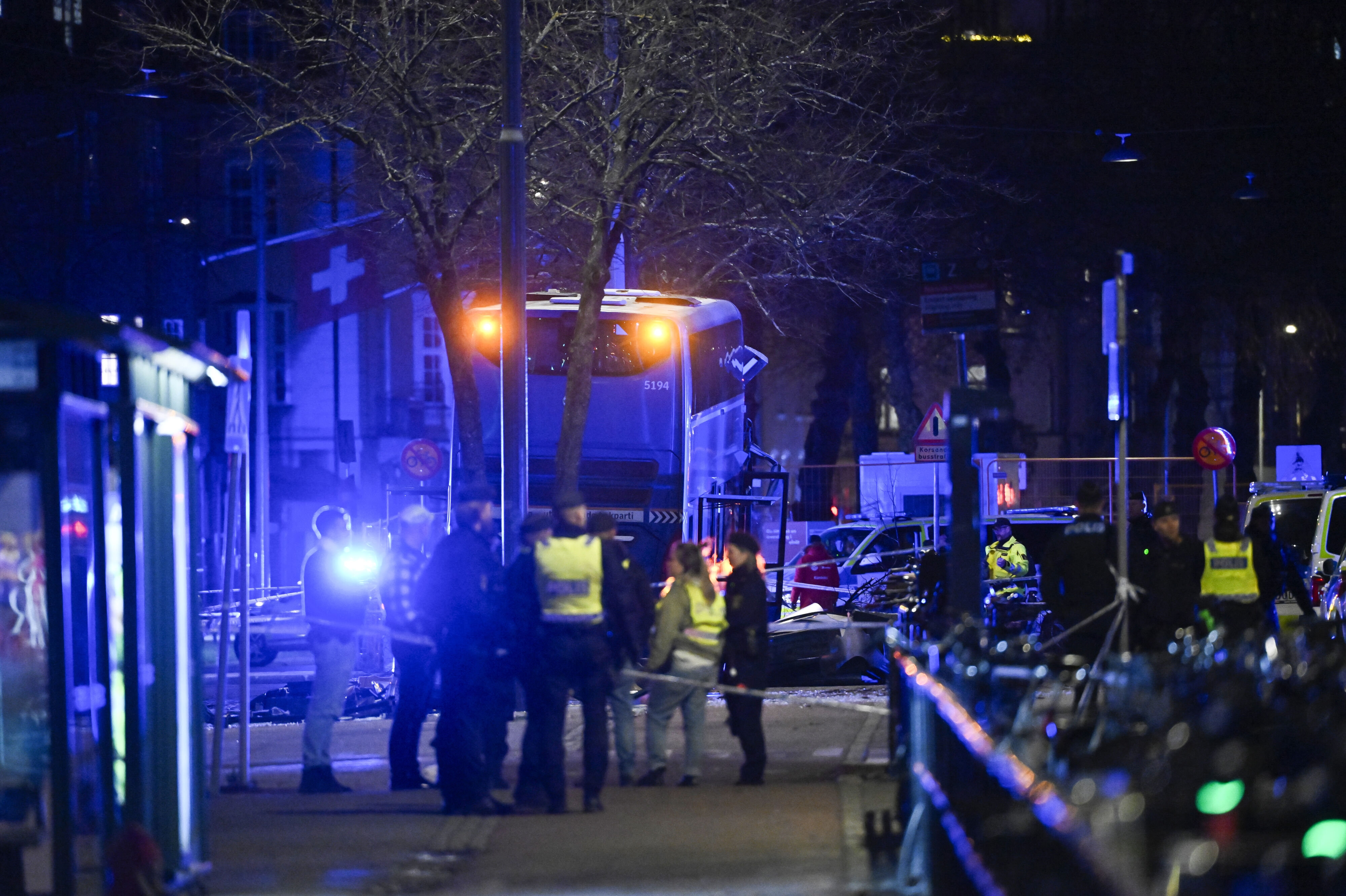 Tre omkomne og flere kvæstede i busulykke centralt i Stockholm