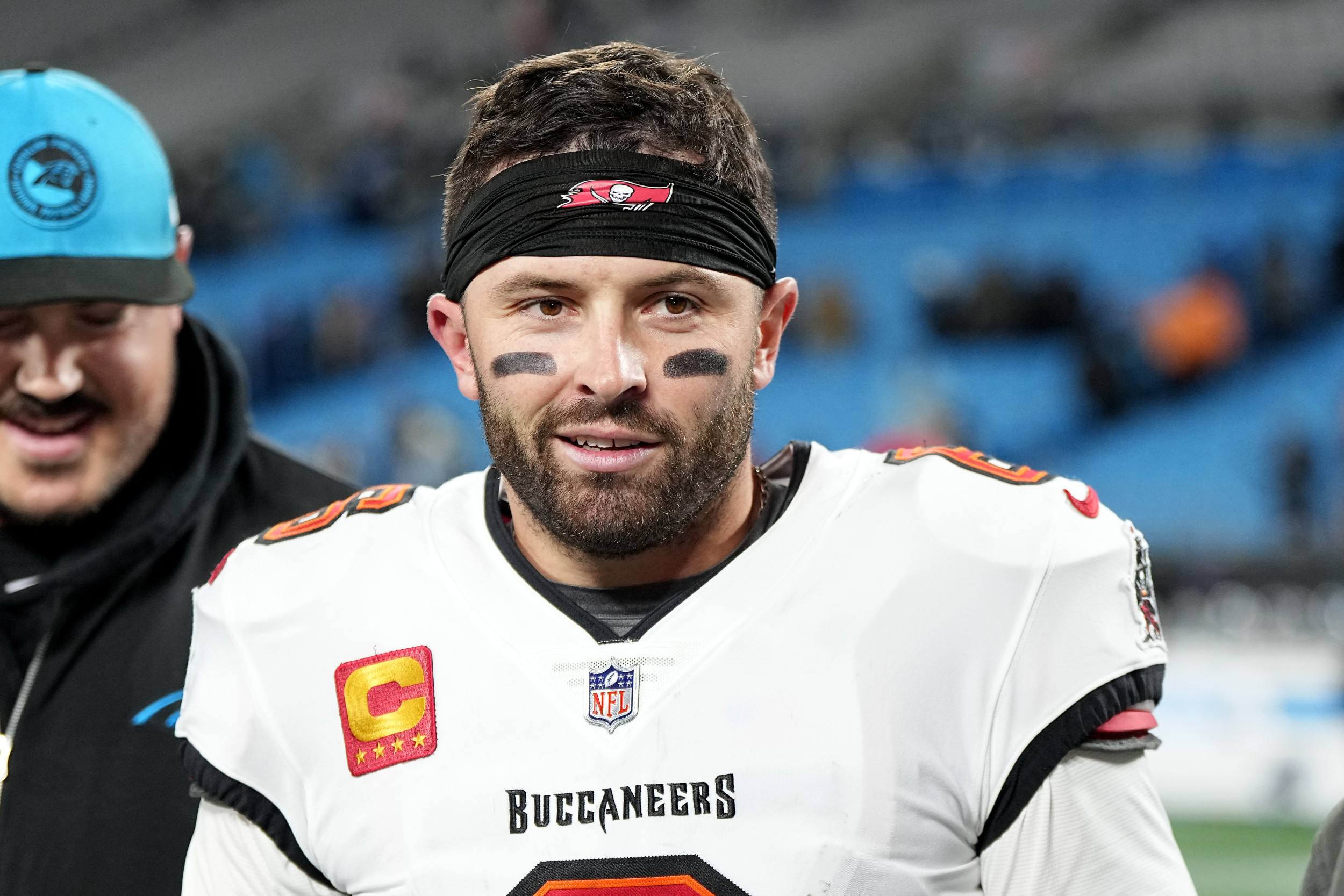 NFL fans congratulate Bucs QB Baker Mayfield, wife Emily before Bills game