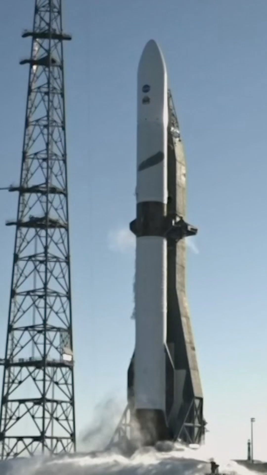 Blue Origin launches huge rocket carrying twin NASA spacecraft to Mars