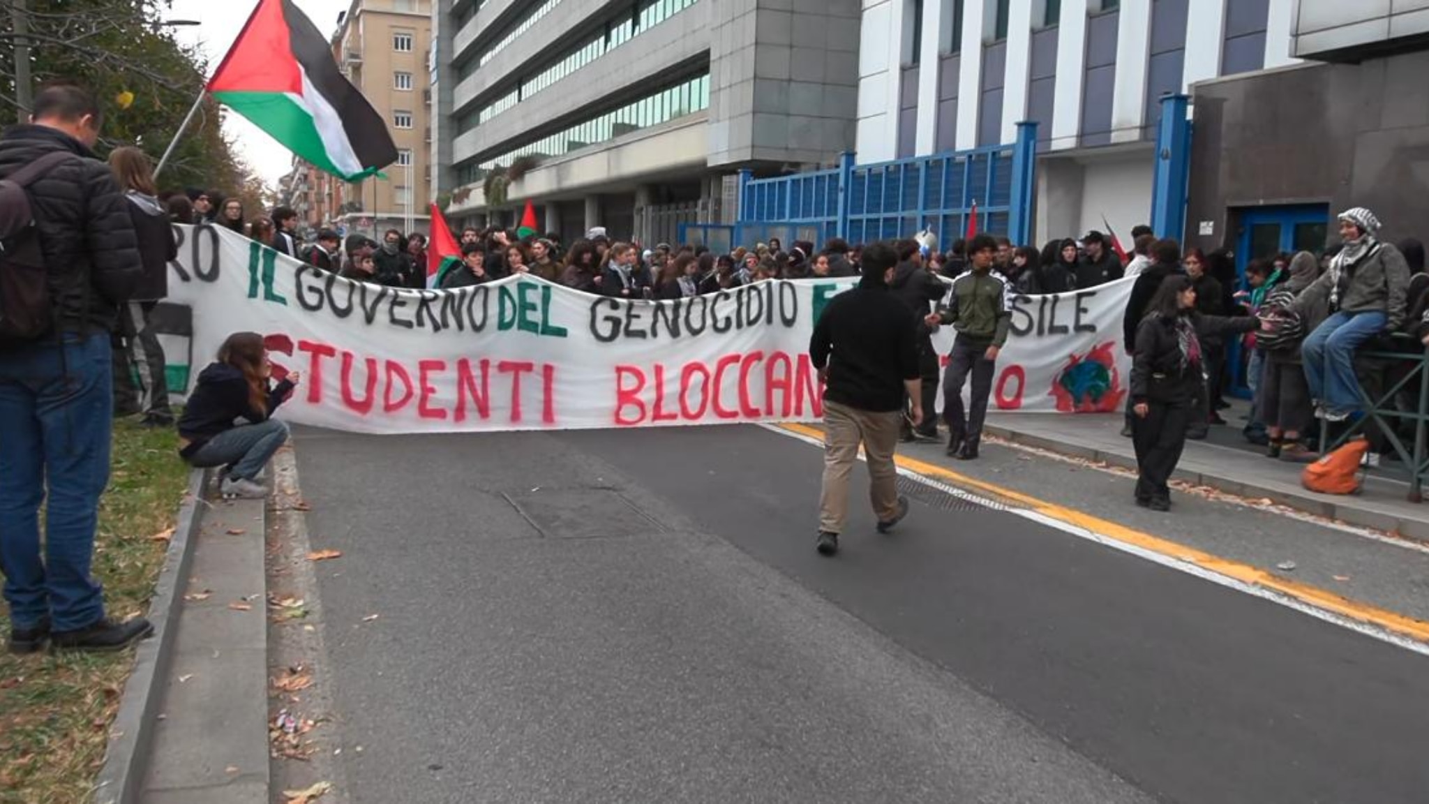 Torino, studenti attendono il rilascio dei manifestanti fermati durante ...
