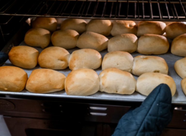 5 Restaurant Chains With the Best Warm Bread and Rolls