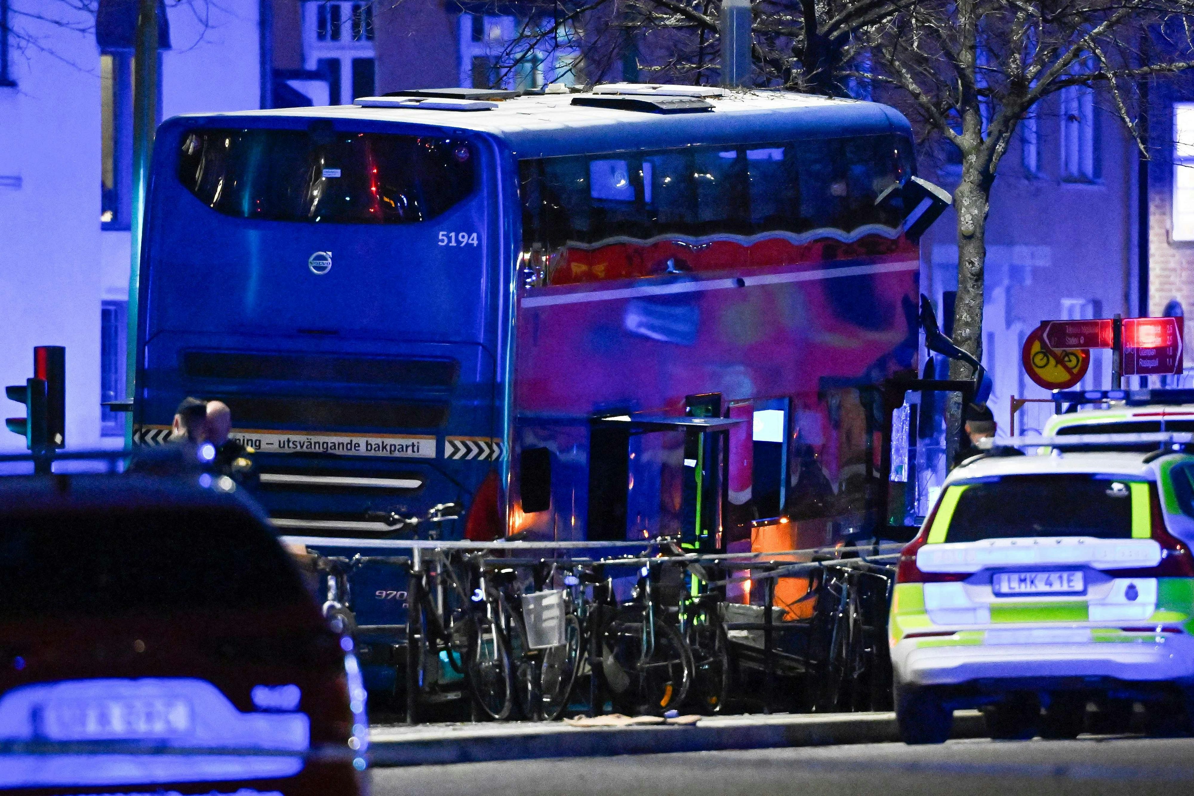 Bus rammt Haltestelle in Stockholm: Tote und Verletzte – neue Infos